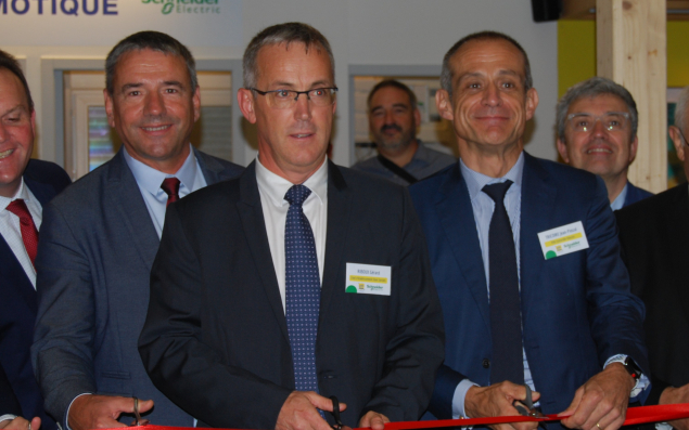 Le PDG de Schneider Electric Jean-Pascal Tricoire signe un partenariat ...