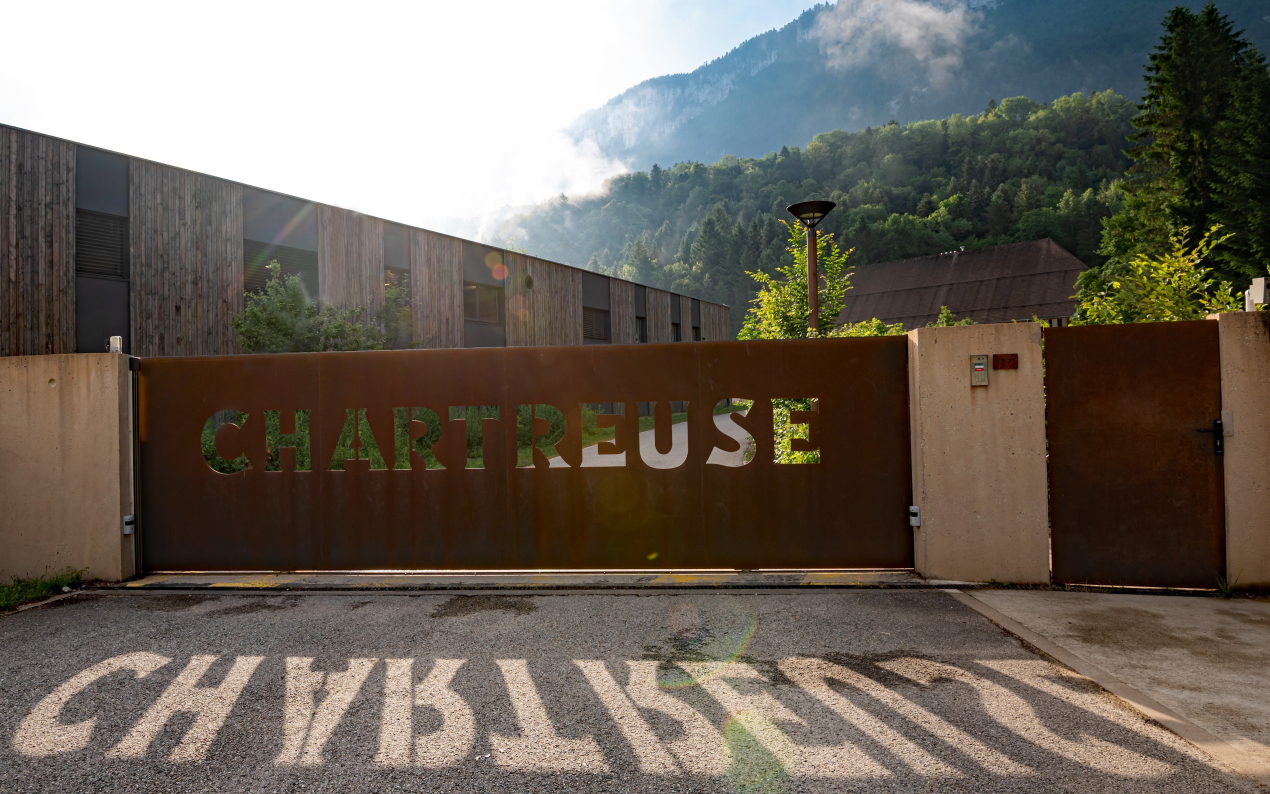 Chartreuse rachète la distillerie Kario dans l’Ain - Le Journal des ...