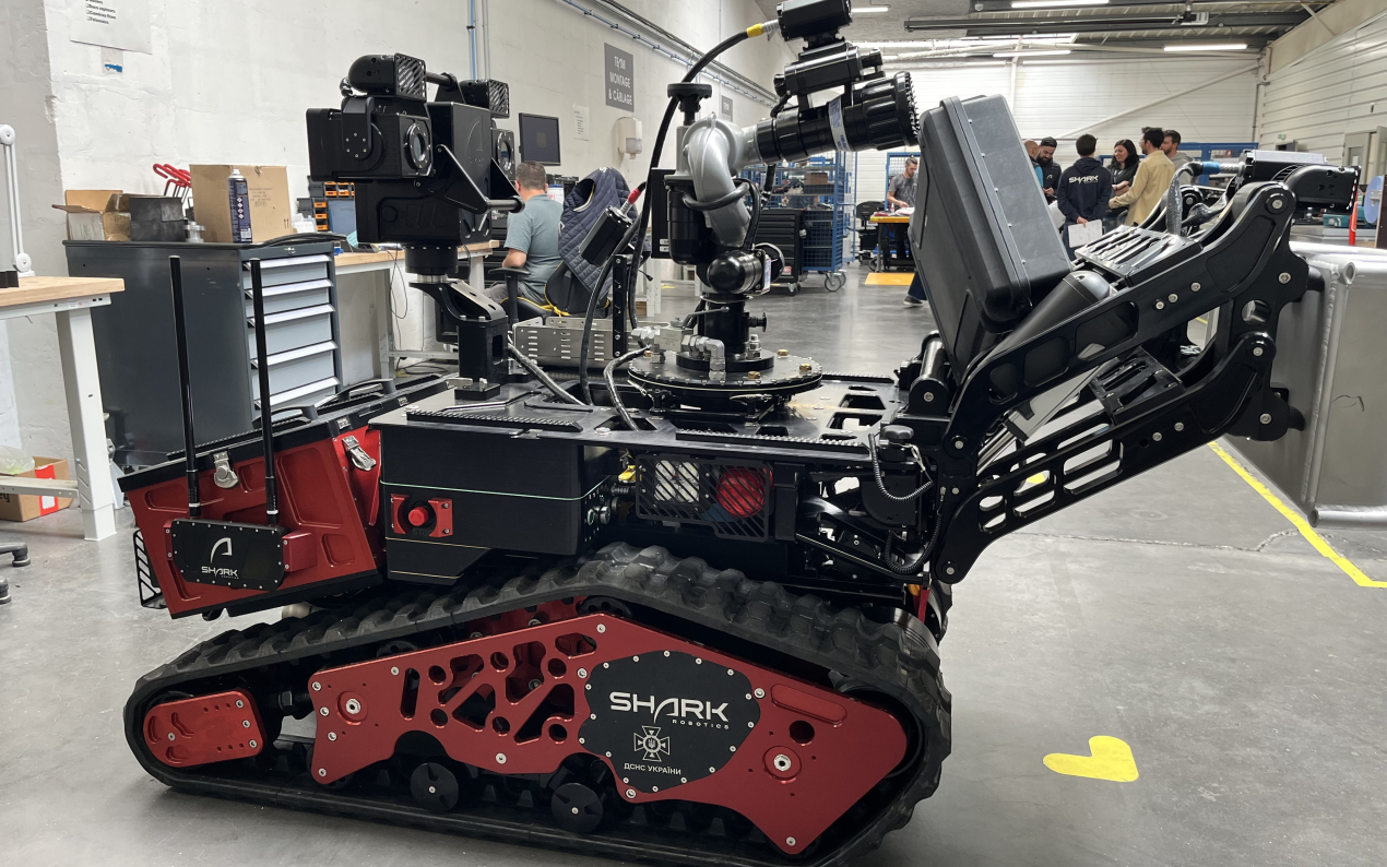Shark Robotics envoie son robot pompier en Ukraine - Le Journal des ...